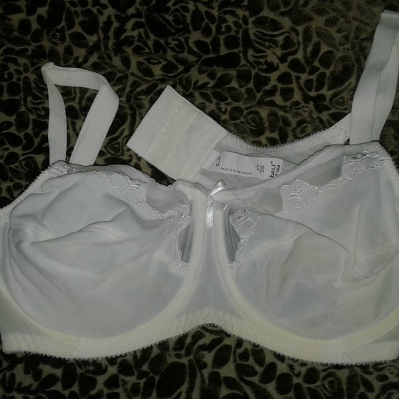 Intimates & Sleepwear | Like New Bali Off White Bra With Lace | Poshmark